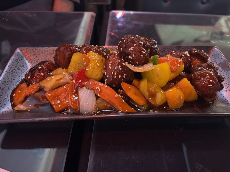 Red Chopstix is the new kosher Chinese restaurant at Decarie Square ...